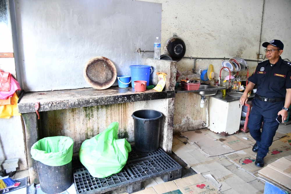 Rats, dirty kitchens and poor food handling shut five Puchong eateries