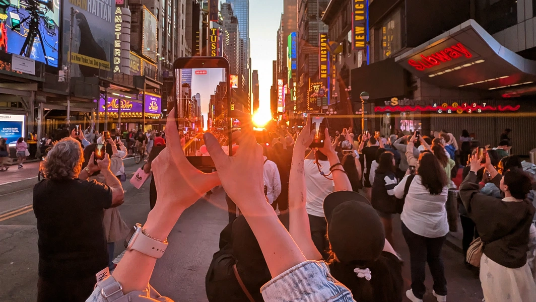 Manhattanhenge aligns with seasonal blue moon over NYC