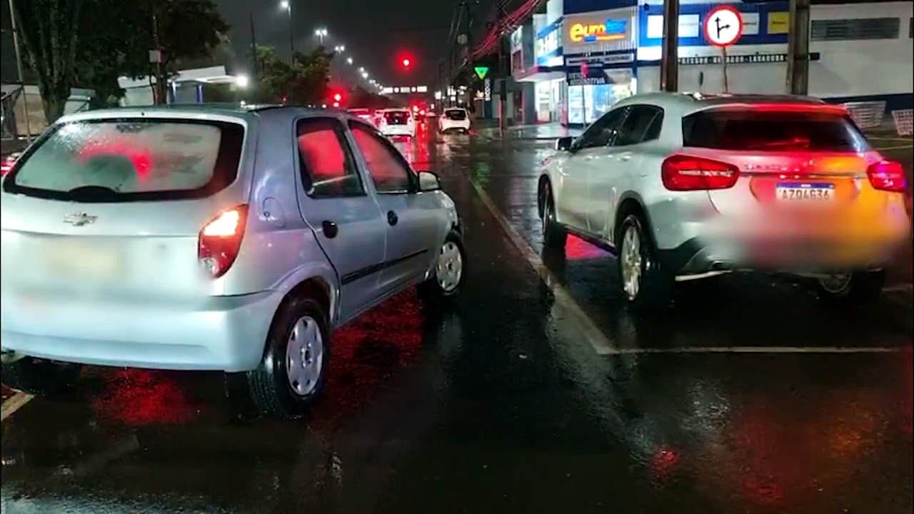 Chuva intensa contribui para colisão entre Celta e Mercedes em Cascavel
