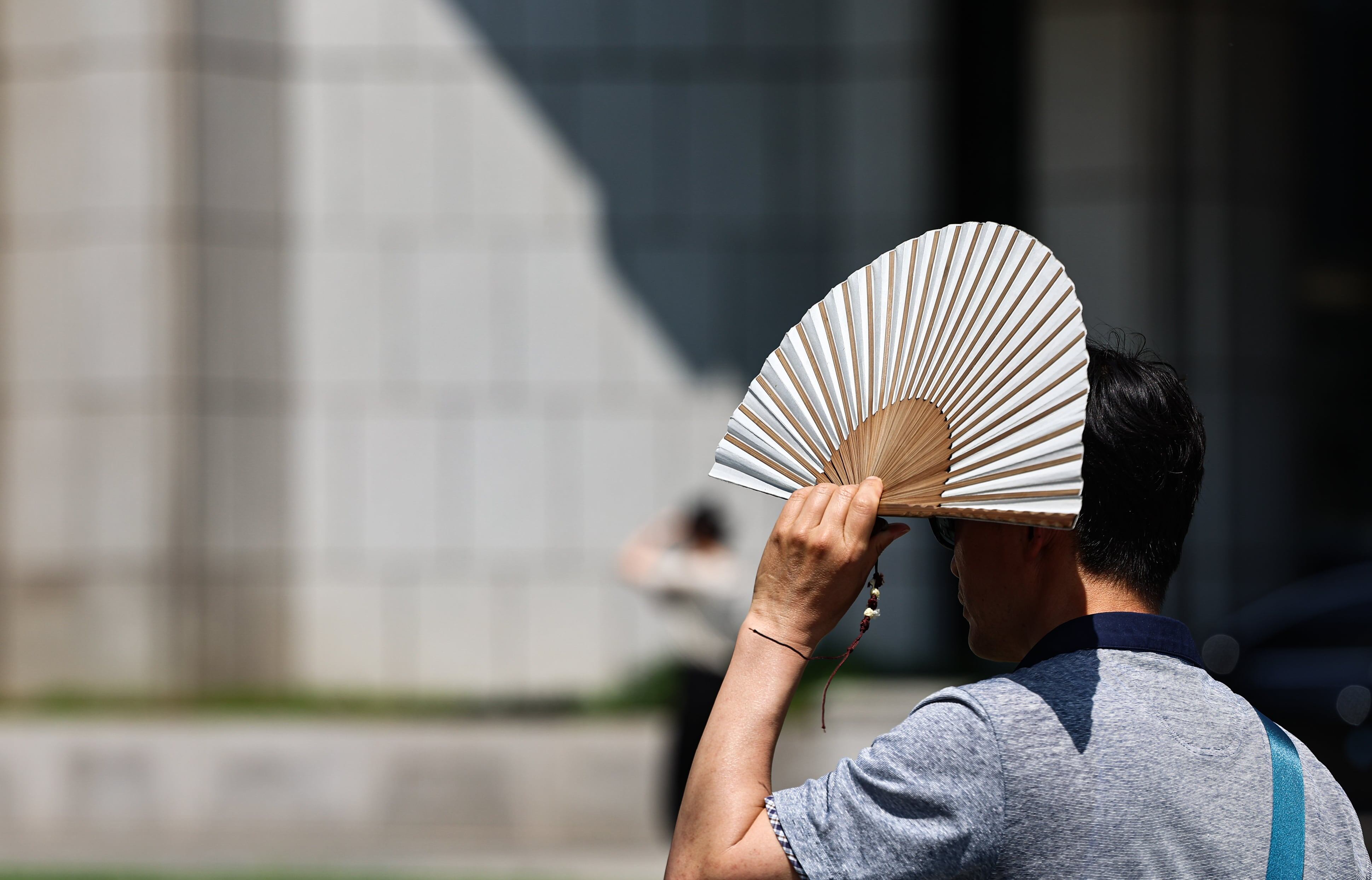Hot weather and high UV levels forecast nationwide this weekend