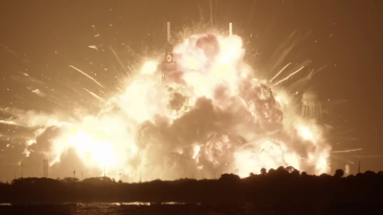 Blue Origin's New Glenn rocket dramatically explodes during engine test ...