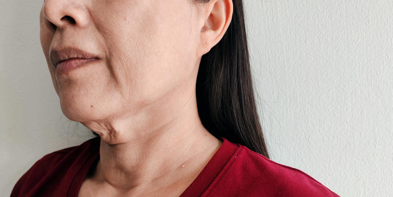 2 easy exercises for a sagging neck