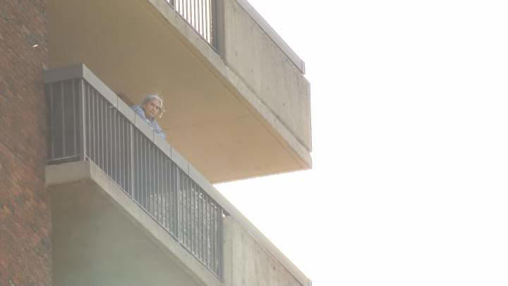 Dozens of people flee fire in downtown Calgary high-rise