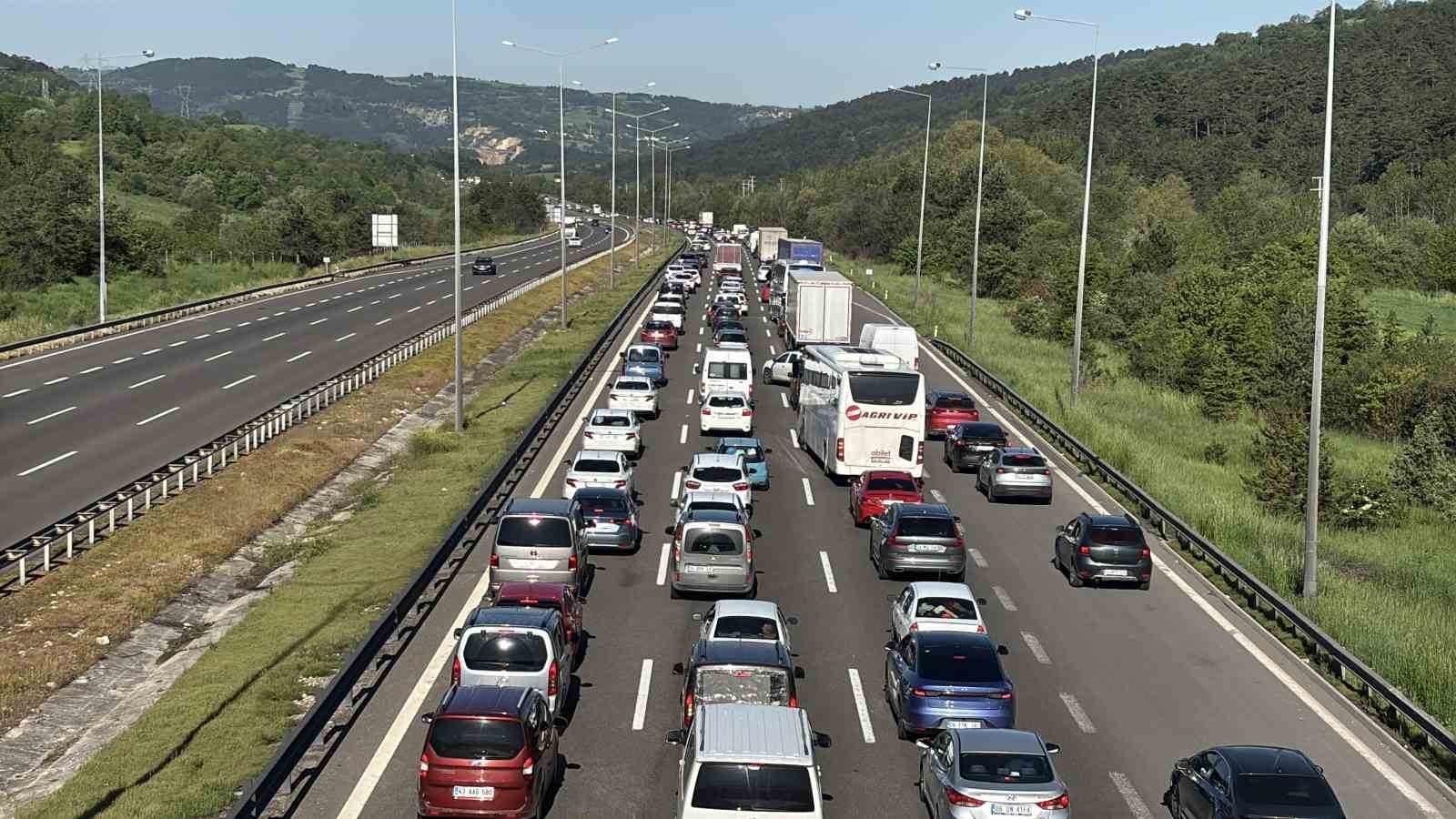 Tatilcilerin dönüşü sürüyor: Bolu geçişinde uzun araç kuyrukları
