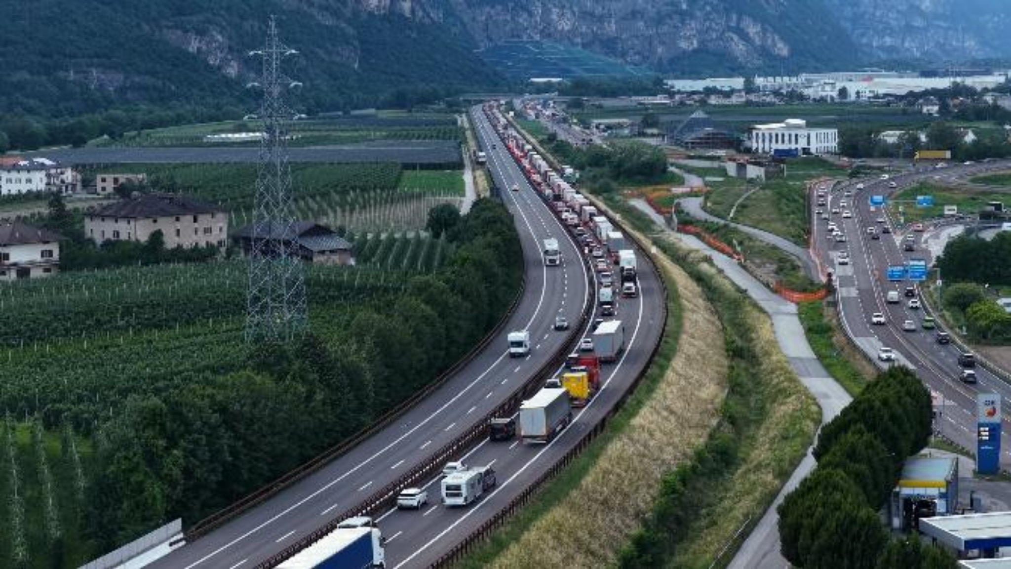 Stop A22 del Brennero, il serpentone di mezzi in coda