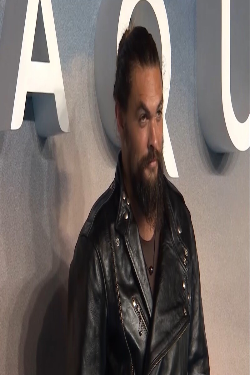 Jason Momoa étonne sur le tapis rouge