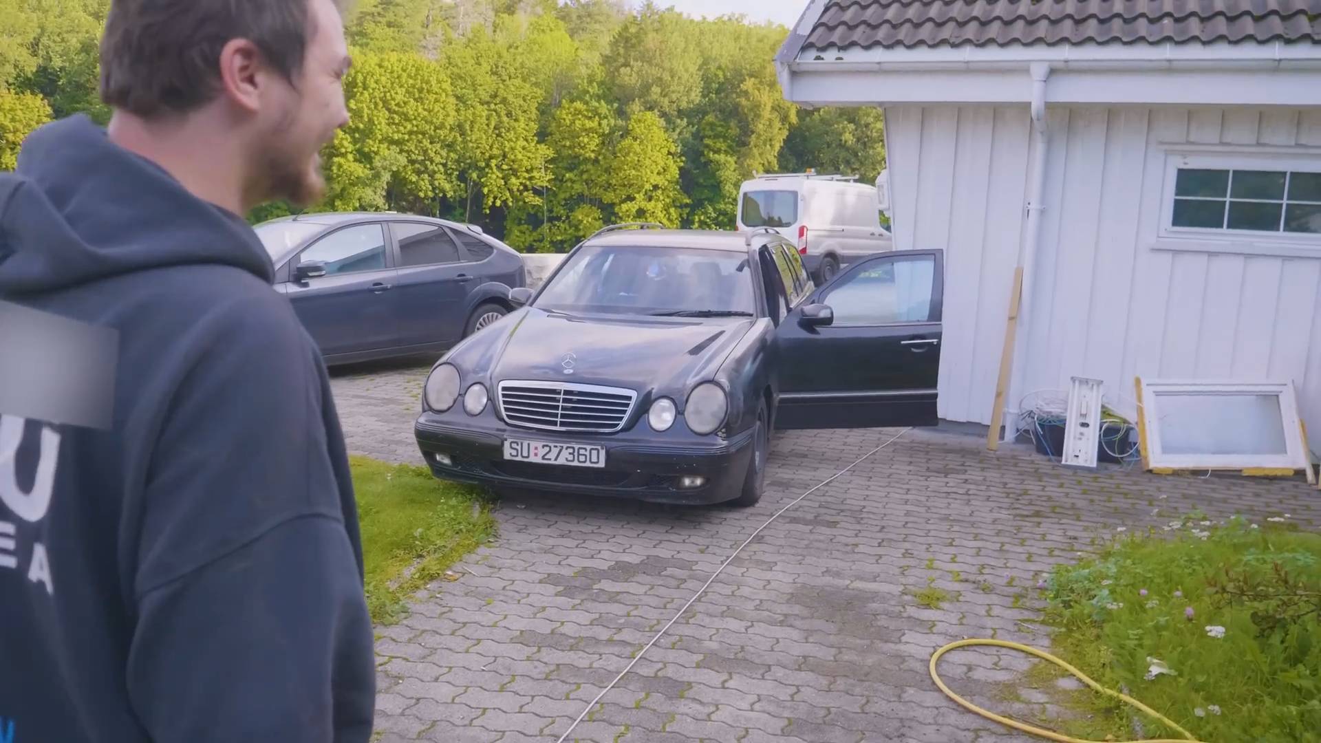 Biler sliter opp bratt bakke med vekslende resultat