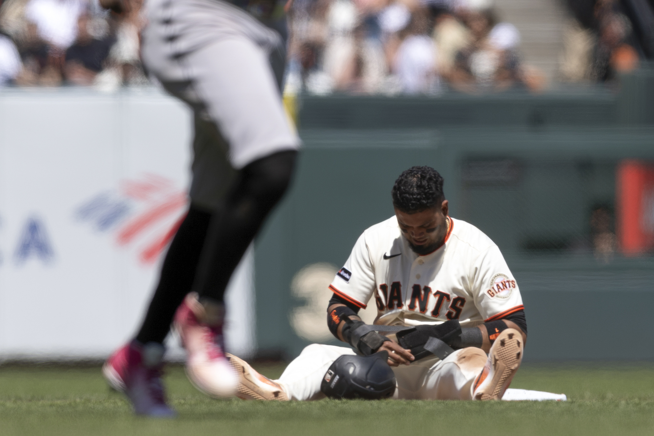 Giants reassign third base coach Hector Borg