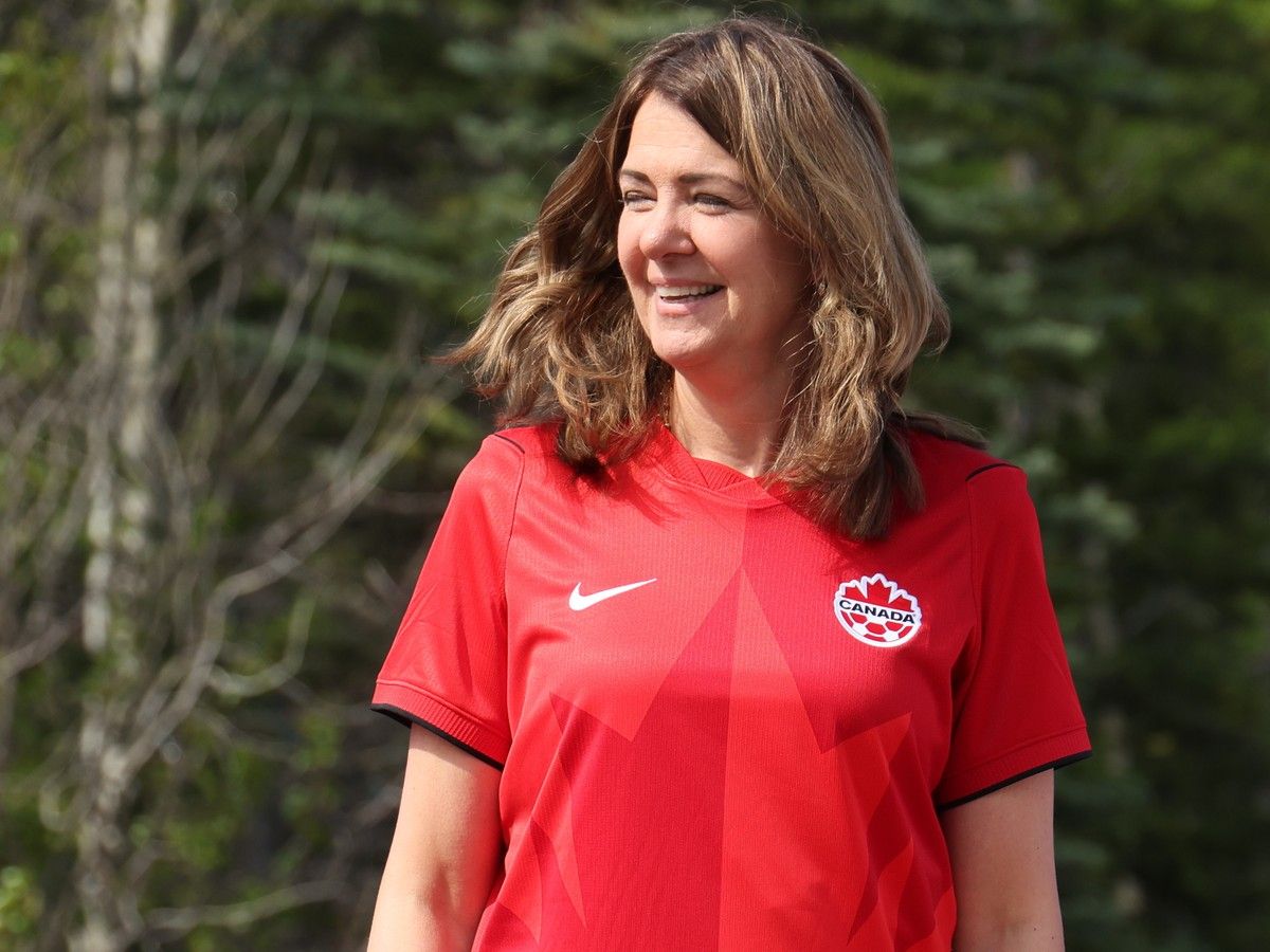 Bell: Danielle Smith vs. the Alberta separatists wanting to punt her as ...