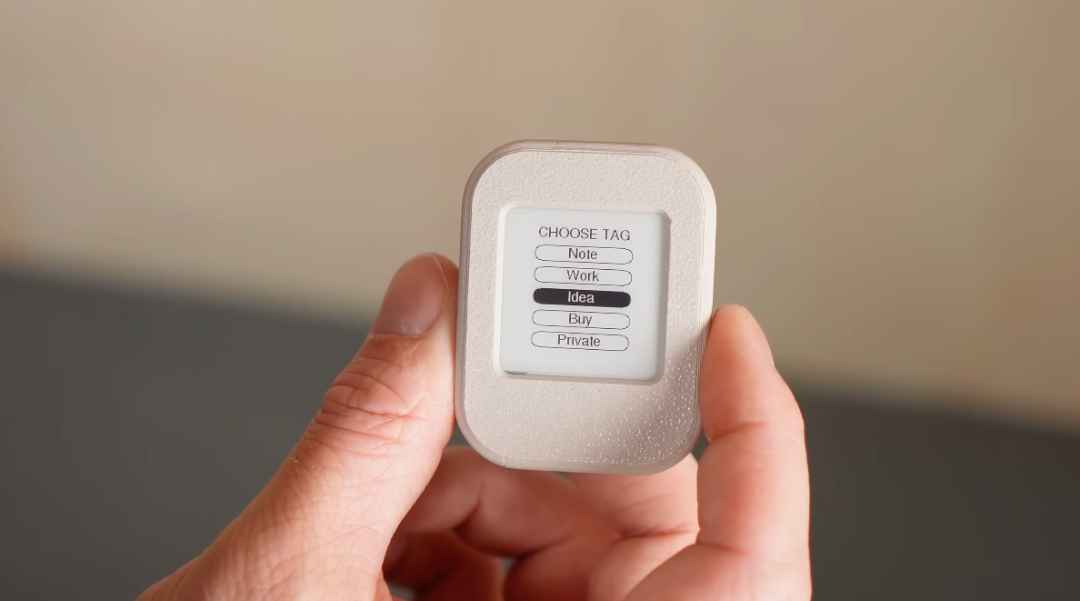 Tiny e-ink note-taking gadget