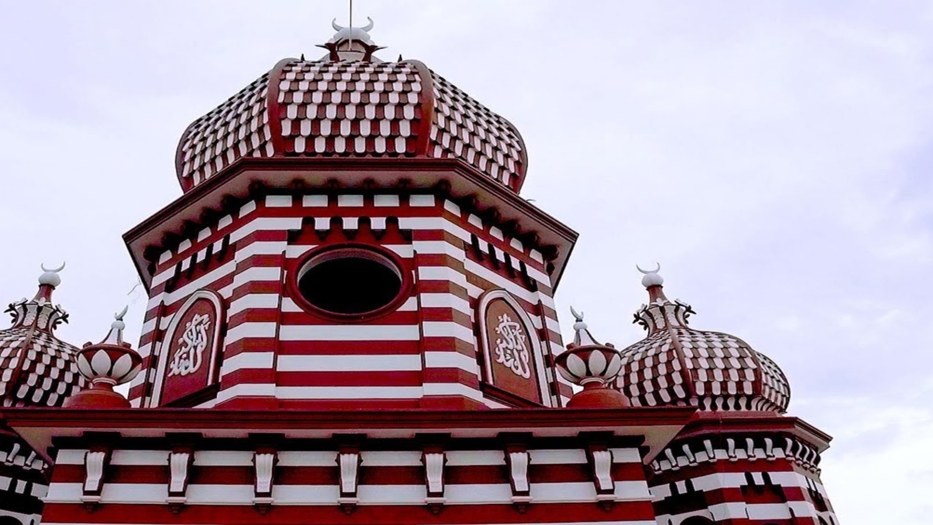 Jami Ul-Alfar Mosque, the famous red mosque of Sri Lanka
