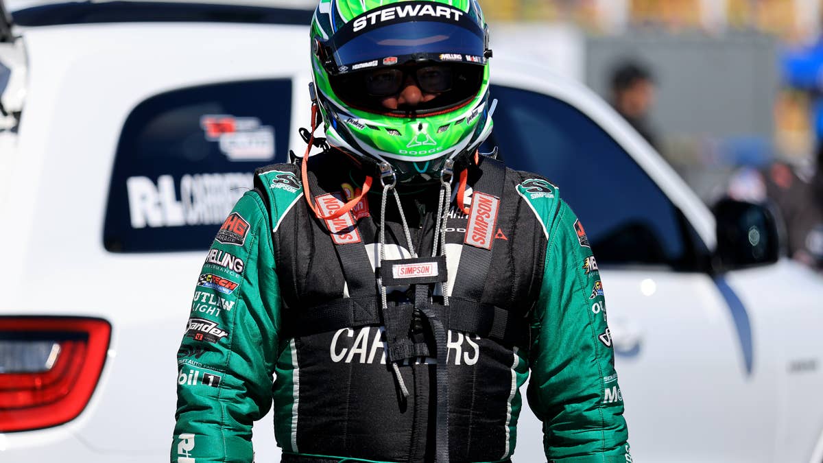 Tony Stewart honors Kyle Busch during NHRA Potomac Nationals