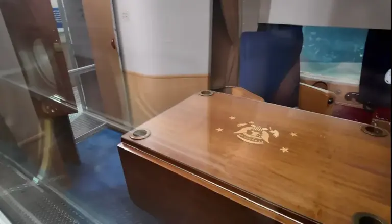 US man gives incredibly rare look inside Air Force One as he explores ...