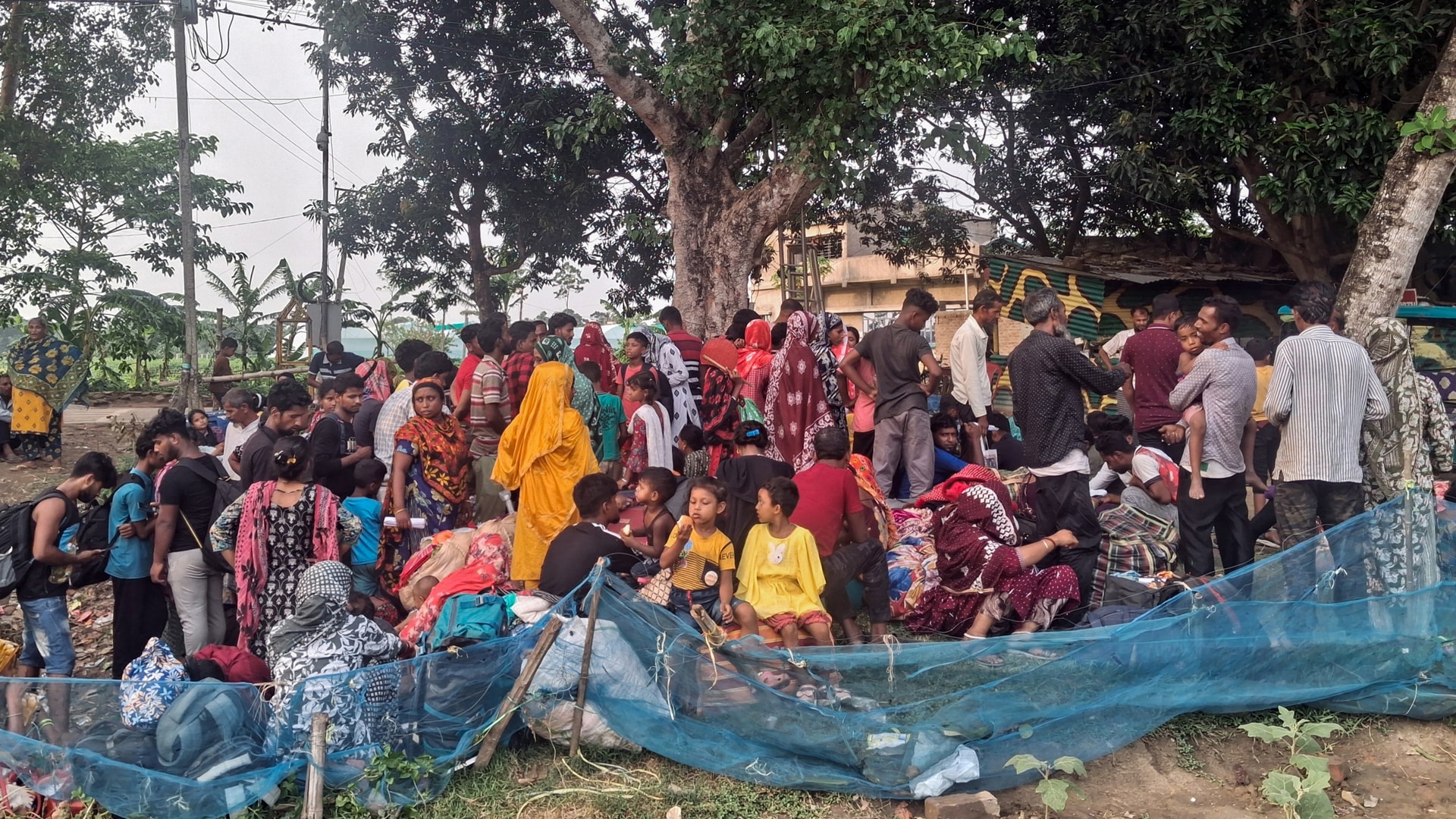 Illegal Bangladeshi immigrants queue up at Hakimpur checkpost amid ...