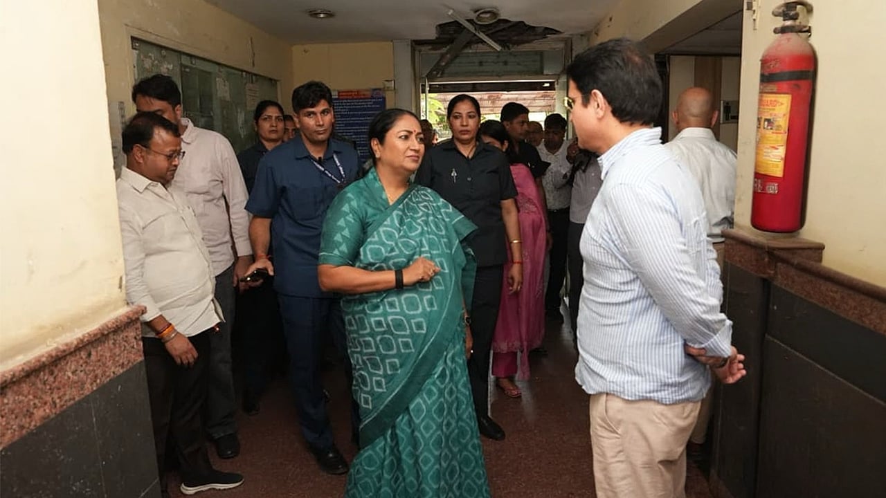 CM Rekha Gupta slams officials over poor condition of Rohini, Pitampura ...