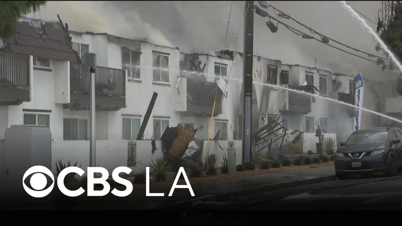 Fire burns through apartment complex near UC Riverside