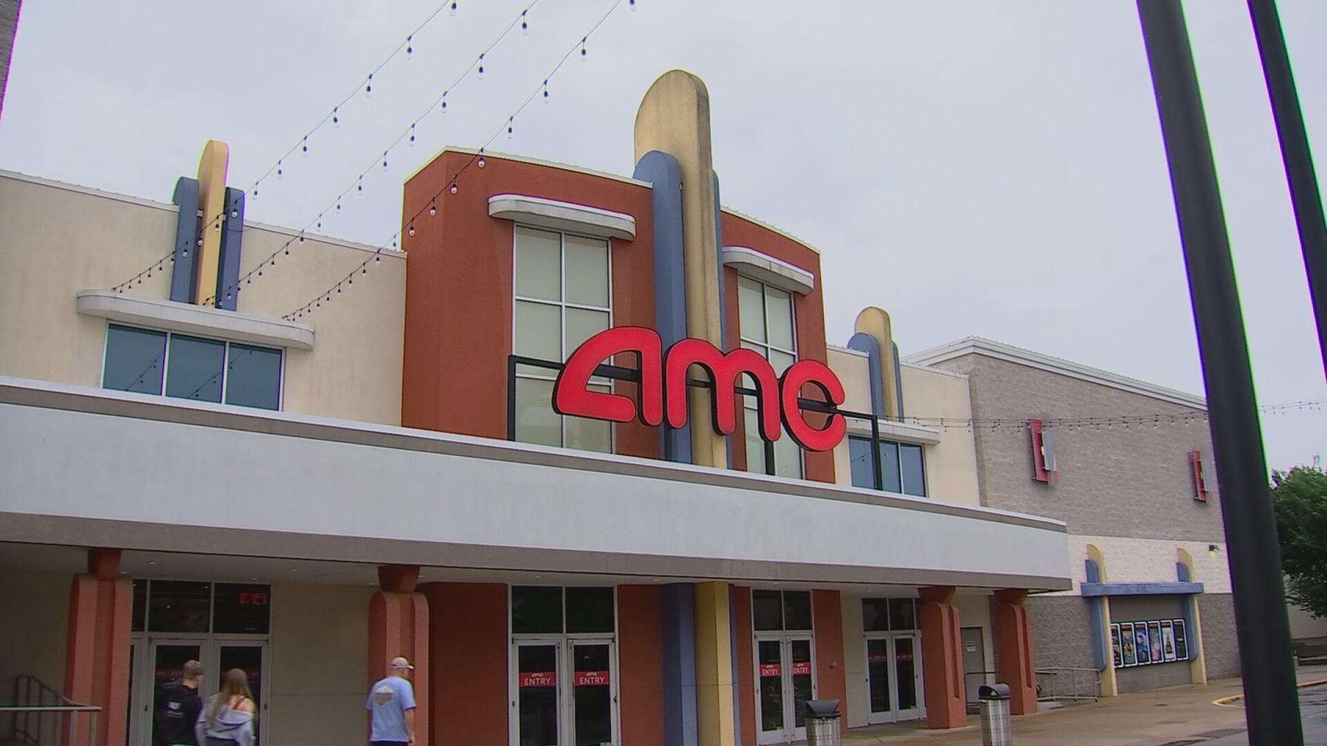 Teens shoot toy guns at shoppers outside Bellevue theater, woman struck ...