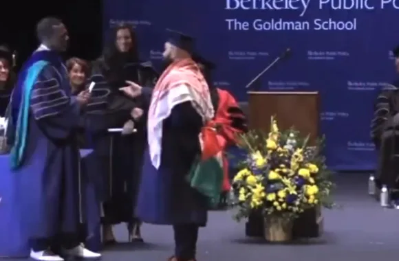 Video: Palestinian flag dispute briefly halts UC Berkeley graduation ...