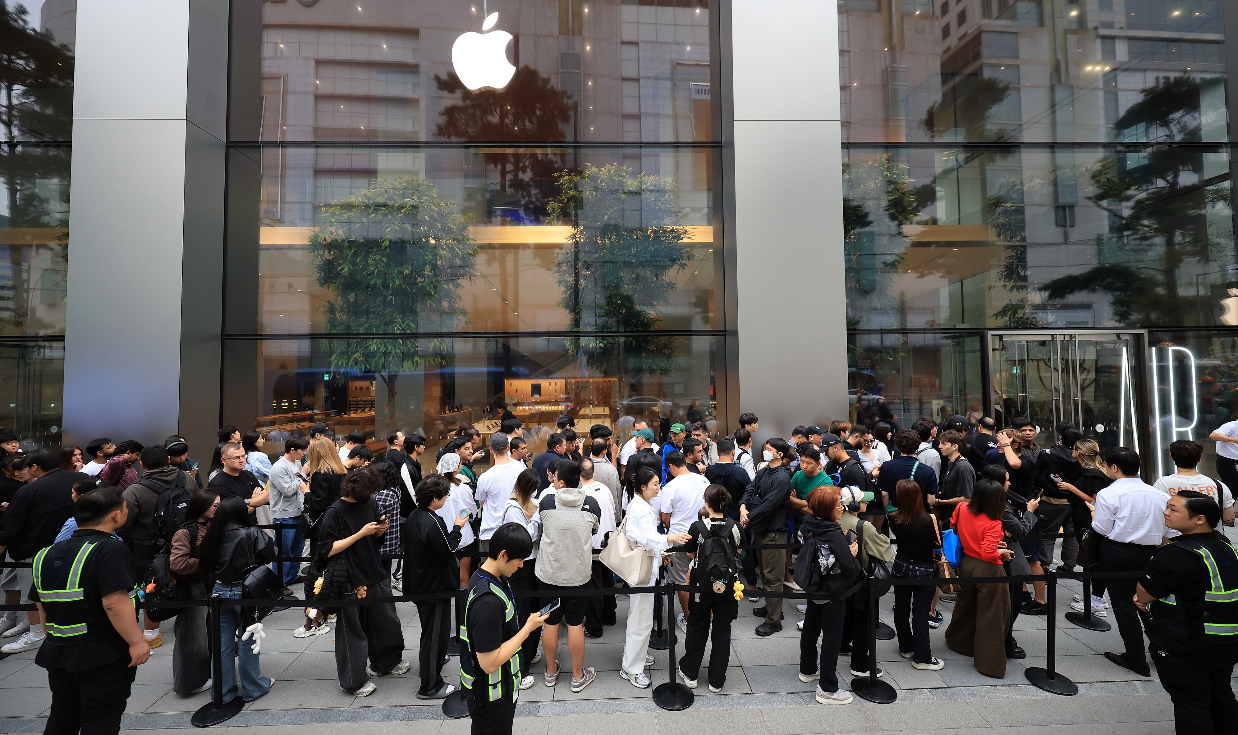 Apple, brands select traditional districts to signal success