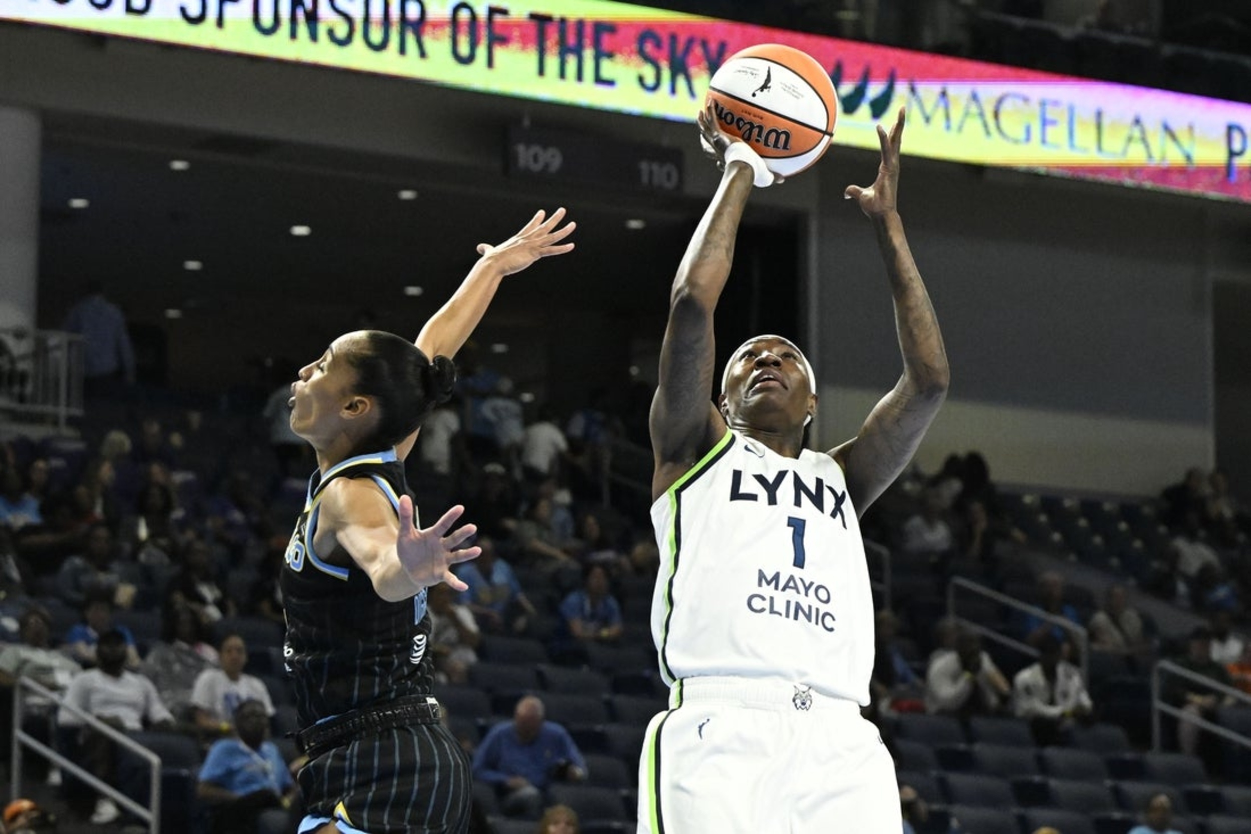 Lynx blitz Sky in third quarter to trigger rout