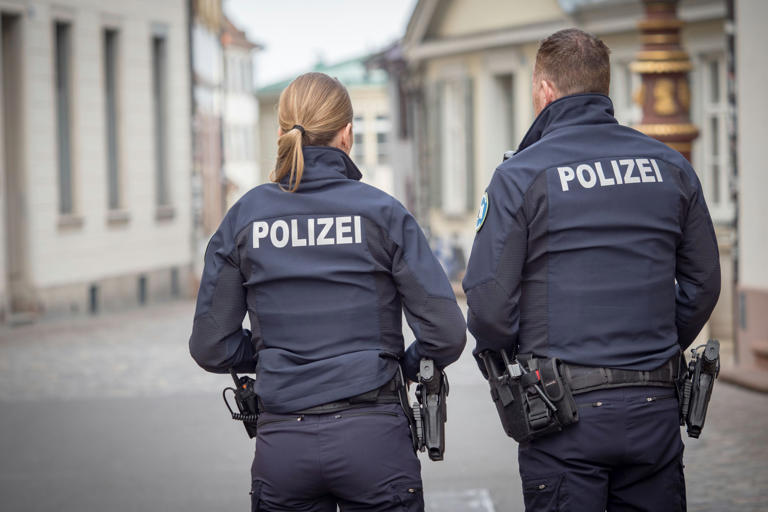 Mann mit Schusswaffe überfällt Kiosk und flüchtet