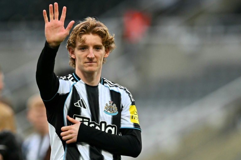 Barcelona sign winger Gordon from Newcastle