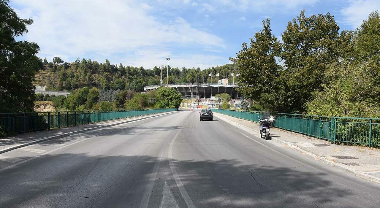Sta per gettarsi dal ponte Rozzi ad Ascoli, dipendente dell’Asc lo vede ...