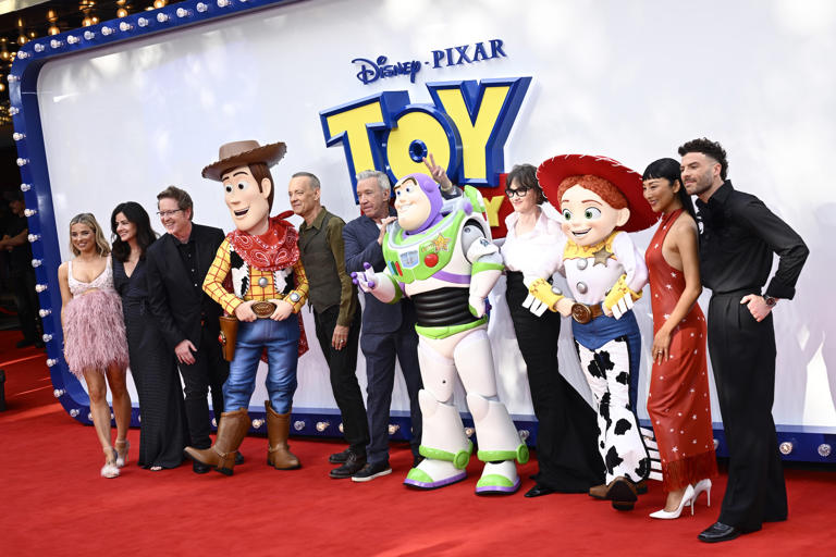 Joan Cusack makes 1st red carpet appearance in 11 years