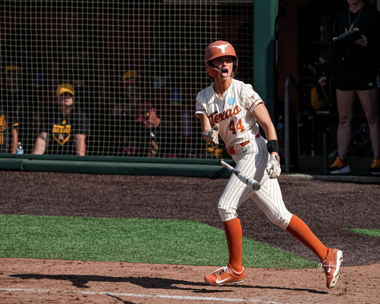 'A legend': Texas softball fans praise Longhorns pitcher after ...