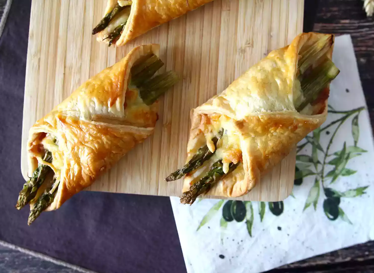 Feuilletés aux asperges, jambon et fromage fondant