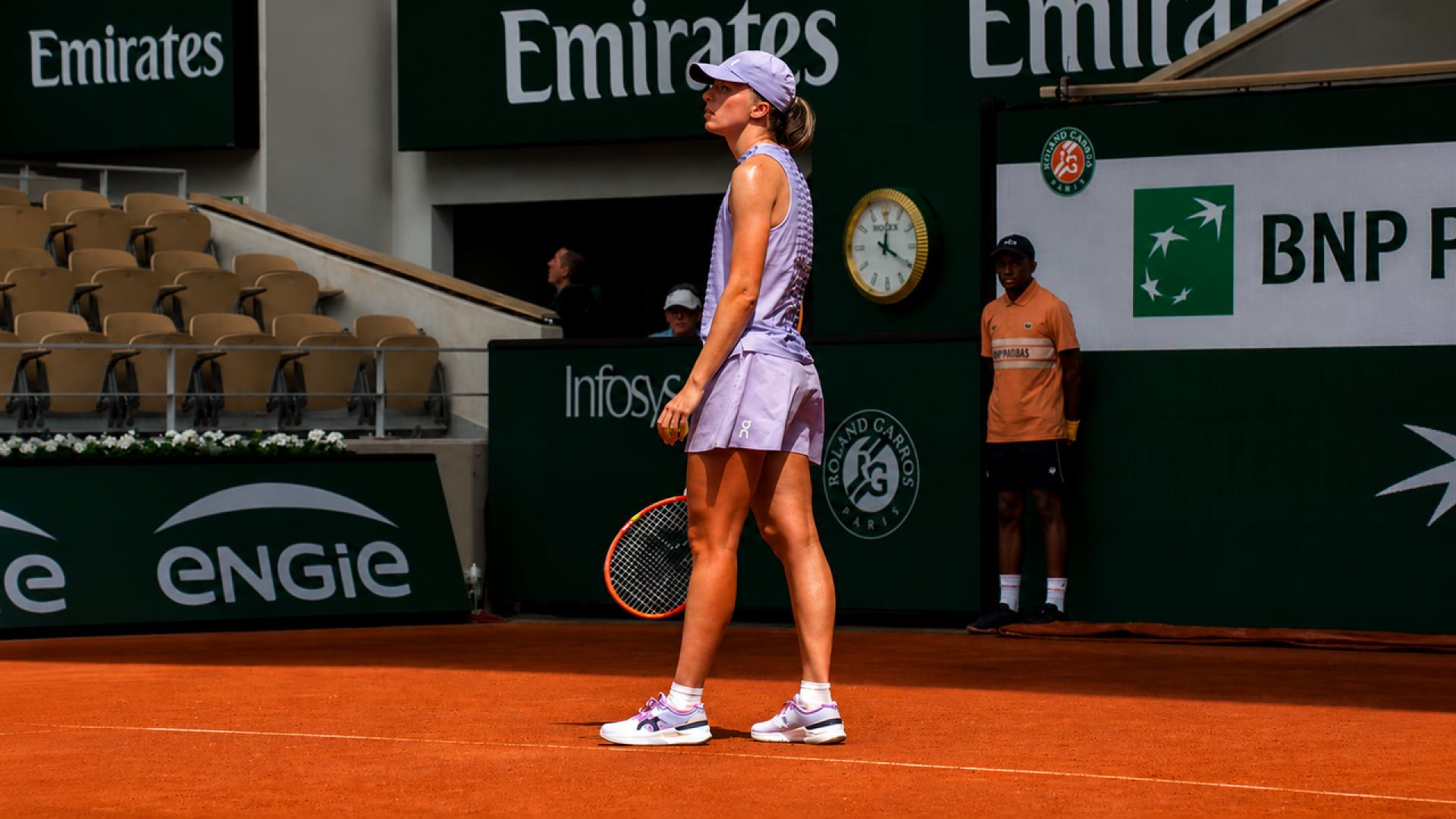 Iga Swiatek tops Magda Linette, remains perfect in Roland Garros week one