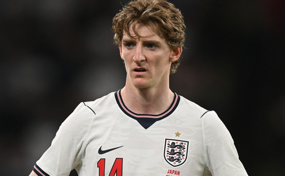 Anthony Gordon compares himself to Raphinha at Barcelona presentation ...