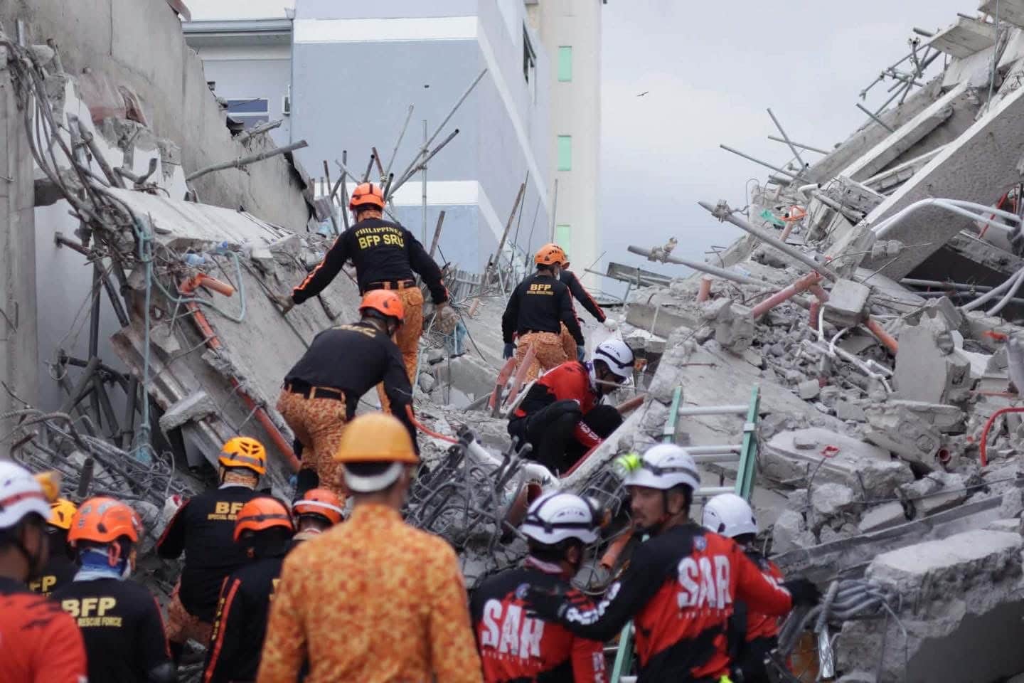 Death toll in building collapse rises to 6