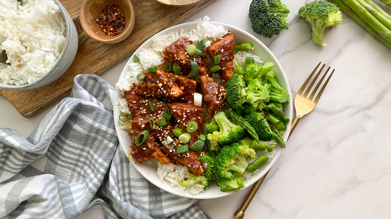 Sesame-peanut tempeh bowl recipe