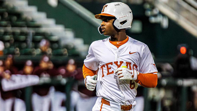 Anthony Pack Jr. leads the charge as No. 6 Texas wallops Holy Cross