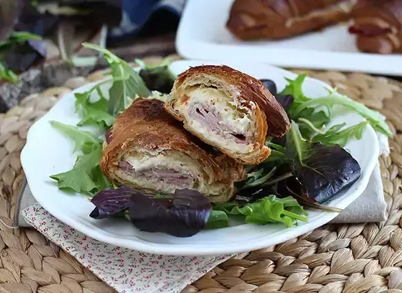 Croissants met ham en kaas