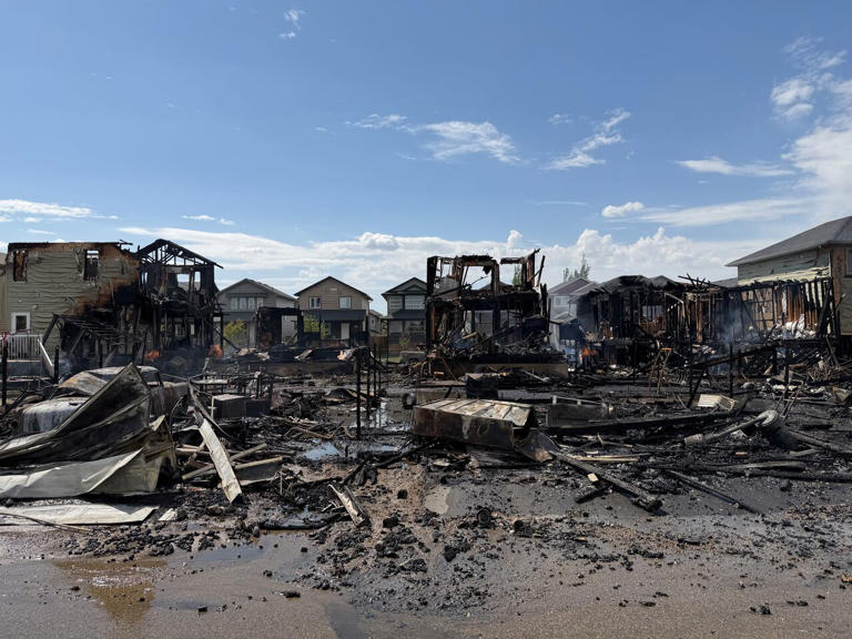 Fire destroys homes in Saskatoon's Hampton Village neighbourhood
