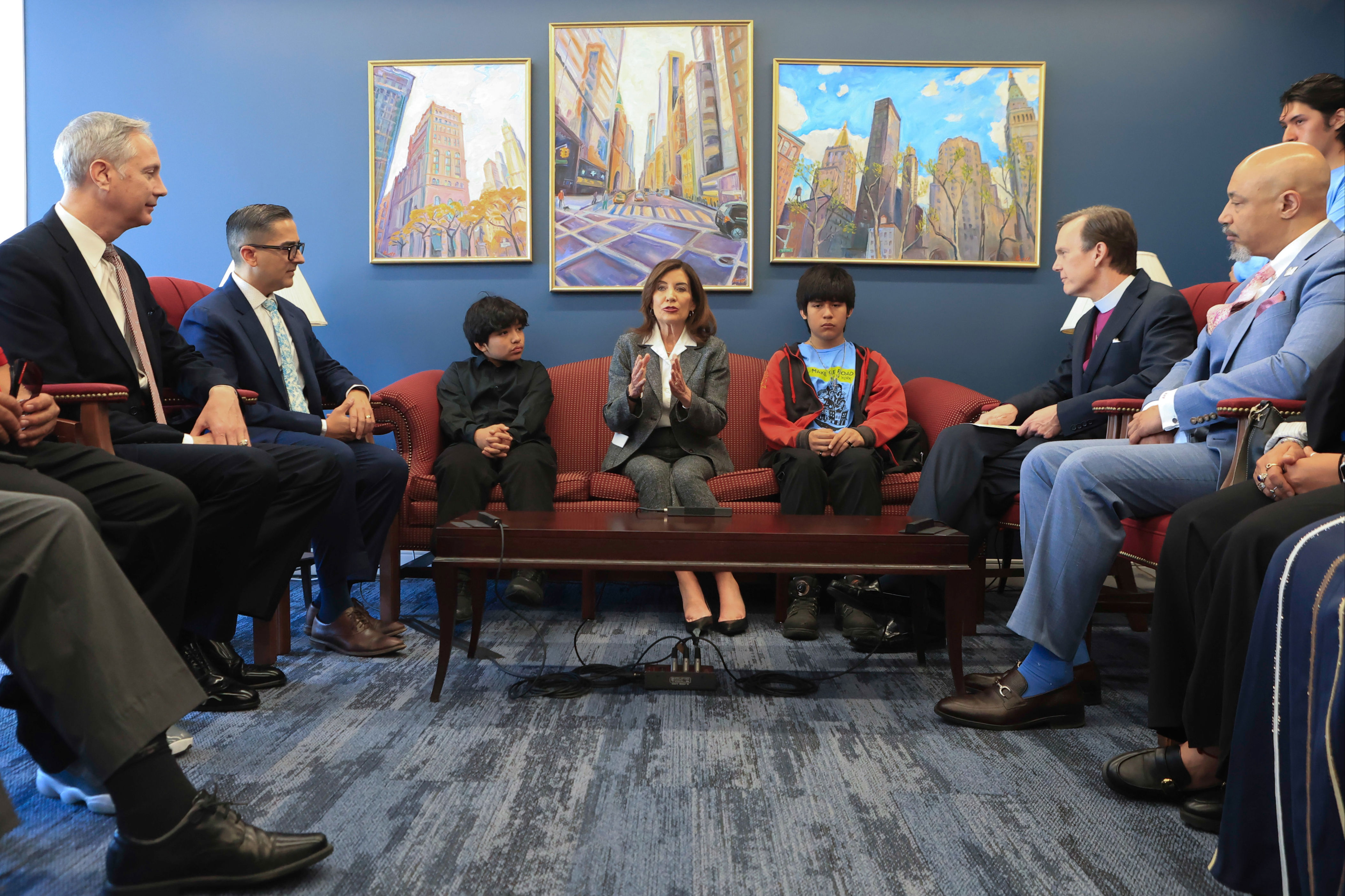Hochul puts on bizarre show pretending to ink radical bill for ...