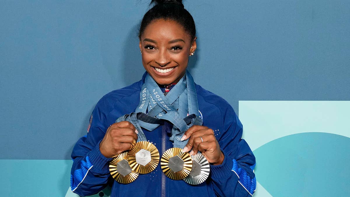 Simone Biles shows up for Jonathan Owens' special night in St. Louis