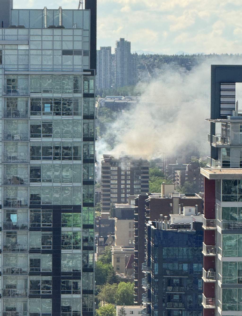 Dozens of people flee fire in downtown Calgary high-rise