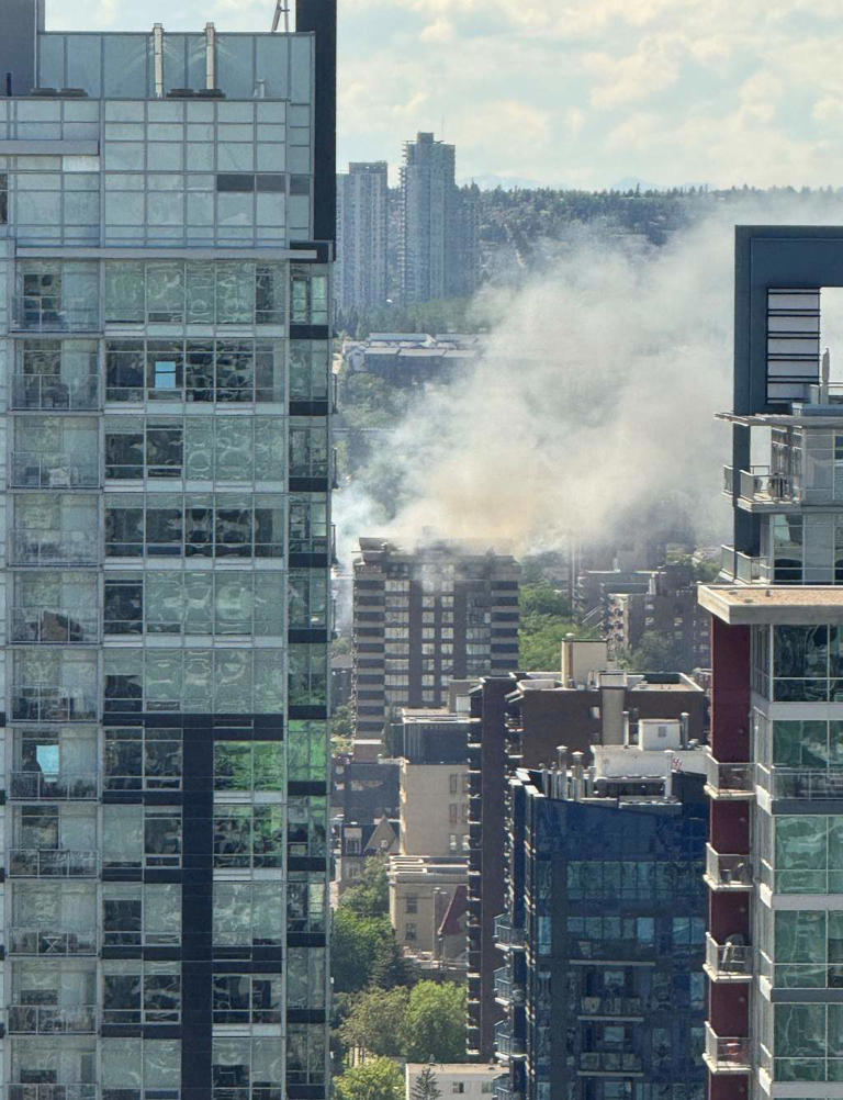 Dozens of people flee fire in downtown Calgary high-rise