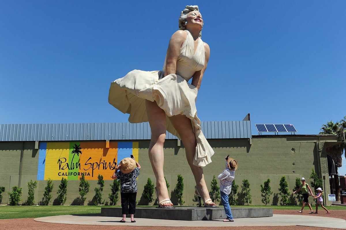 Palm Springs attempts record-breaking Marilyn Monroe look-alike crowd