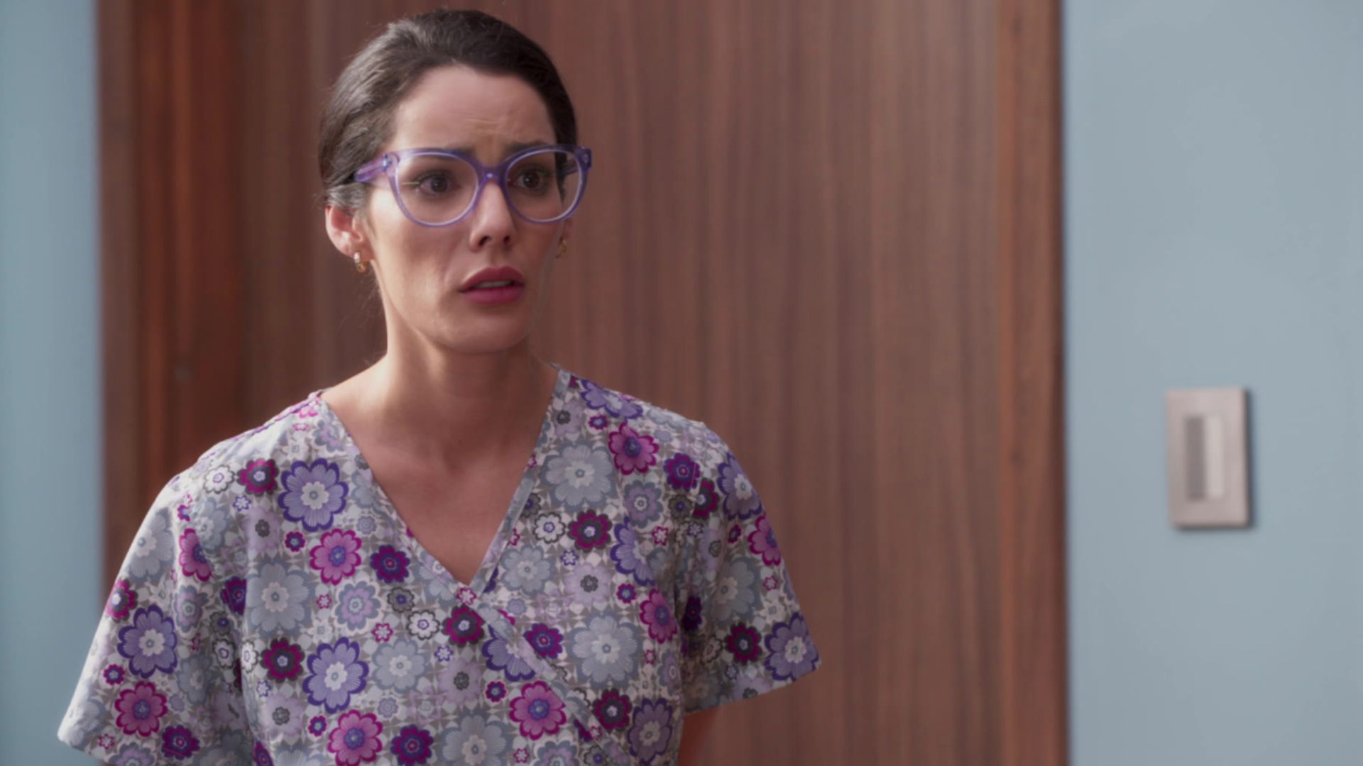 Tan cerca de ti, nace el amor capítulo 5: Carmen corre sin piedad a ...