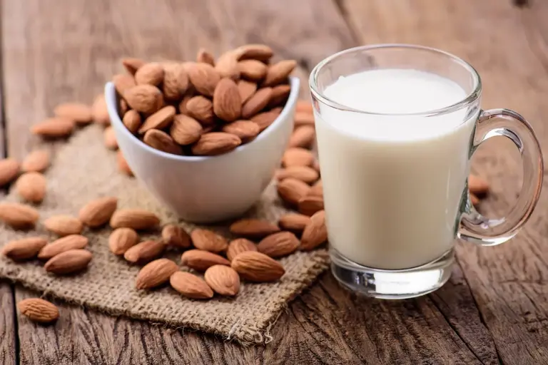 Kravské, ovesné a mandlové mléko se výrazně liší nutričními hodnotami ...