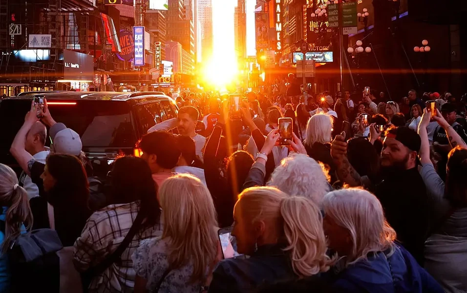 Manhattanhenge aligns with seasonal blue moon over NYC