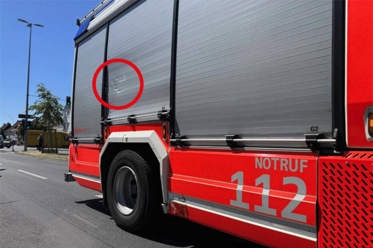 Motorrad kracht in Feuerwehrwagen: Biker schwer verletzt