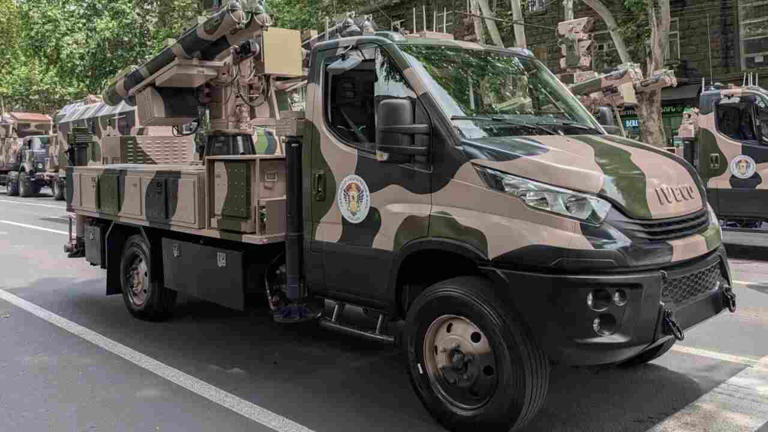 Armênia exibe sistema iraniano de mísseis Majid AD-08 durante desfile ...