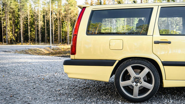 1995 Volvo 850 T-5R: The 240 HP racing wagon nobody remembers