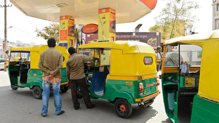Common man hit again, CNG prices hiked by Rs 2 in Mumbai