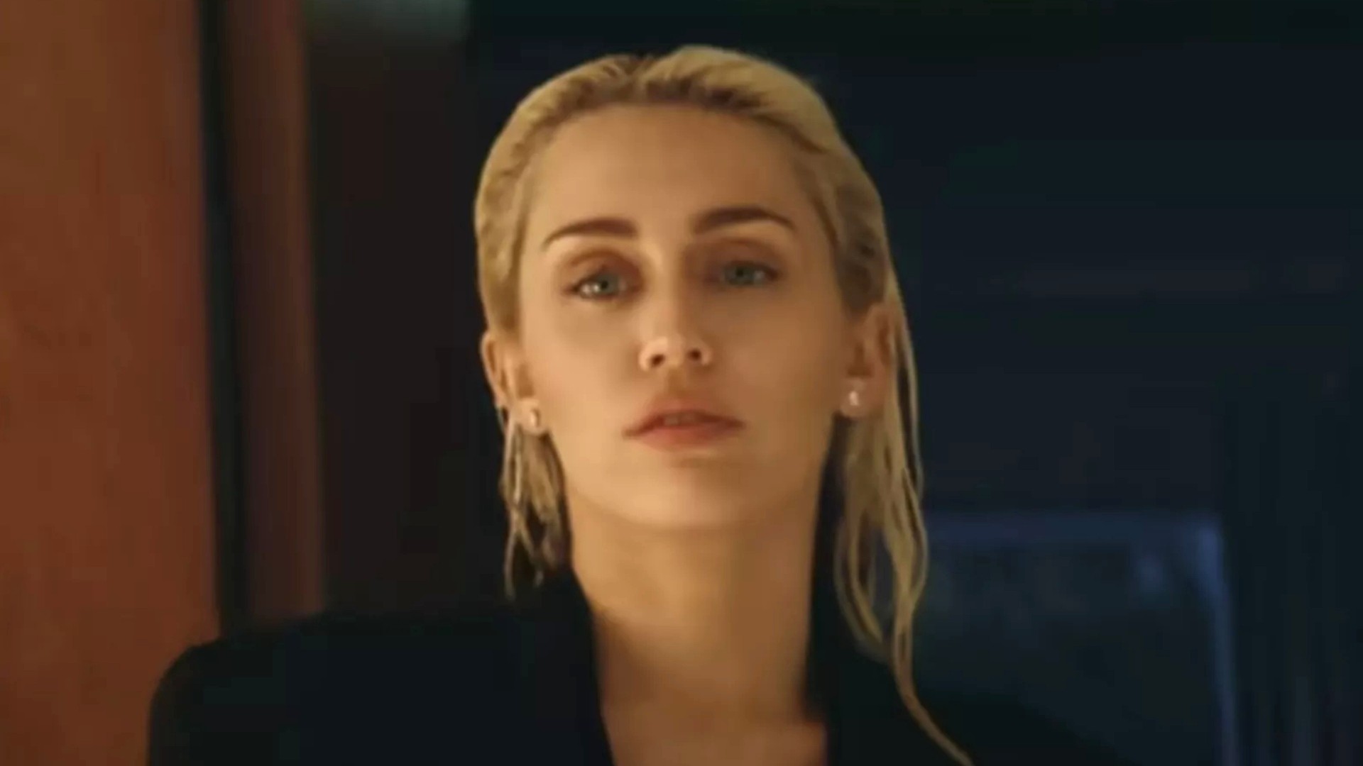 In a historic moment in Hollywood, Miley Cyrus caused a sensation in a ...